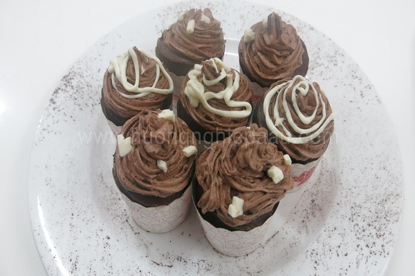 Cách làm bánh cupcake socola cực dễ – Blog's Hướng Nghiệp Á Âu