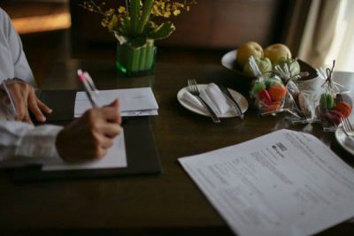 Check In, Check Out Là Gì? Quy Trình Check In, Check Out Khách Sạn